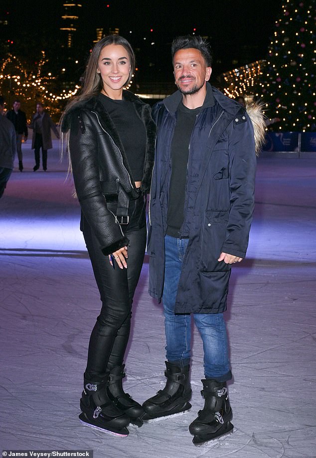 Peter Andre, 56, e sua esposa Emily, 36, aconchegam-se enquanto lideram ...